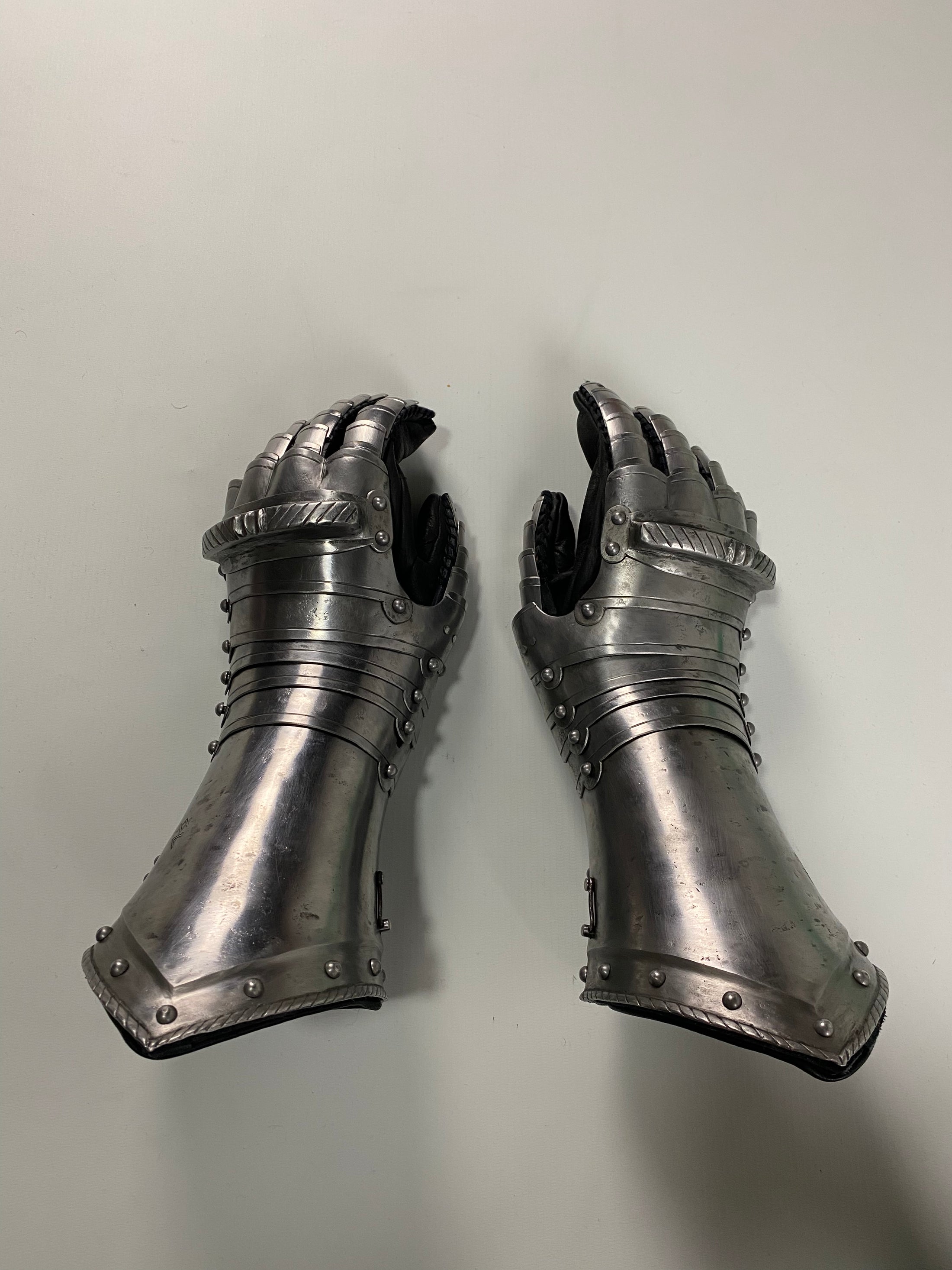 Balenciaga AW21 chevalier knight gloves SZ:OS – Bankofgrails